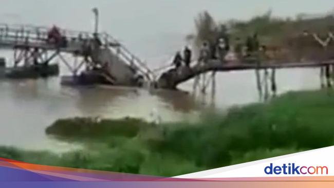 Viral Jembatan Kayu Ambruk, Pemotor Tercebur Viral Jembatan Kayu Ambruk, Pemotor Tercebur