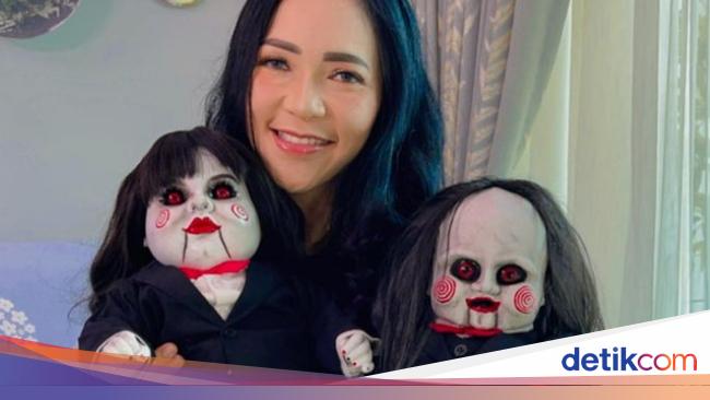 10 Potret Furi Harun, Selebgram Ortu Asuh 349 Boneka Arwah yang Bisa ...