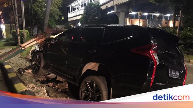 Brukk!! Pajero Ringsek Tabrak Tiang Rambu di Manggarai Jaksel