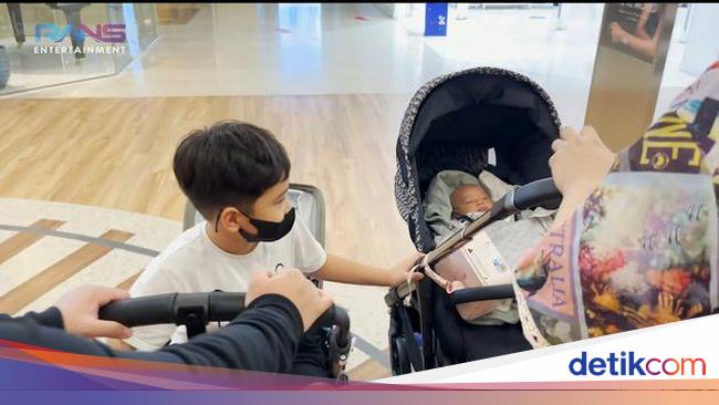Penampakan Stroller Dior Ratusan Juta Curi Perhatian saat Rayyanza Perdana Diajak Nge-Mall