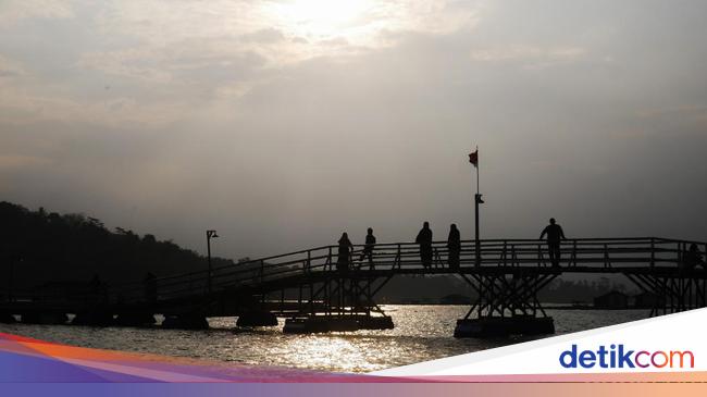Menikmati Keindahan Citarum dari 3 Jembatan Apung Viral di Bandung Barat