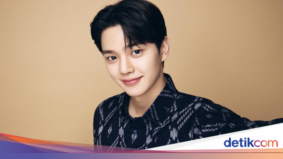 Viral Aktor Korea Song Kang Pakai Kemeja Tenun RI, Ini Kisah di Baliknya