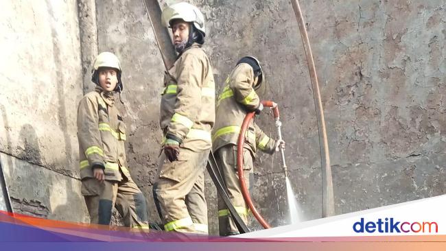 Kebakaran Pabrik Ember di Tangerang Padam, Sumber Api dari Percikan Las