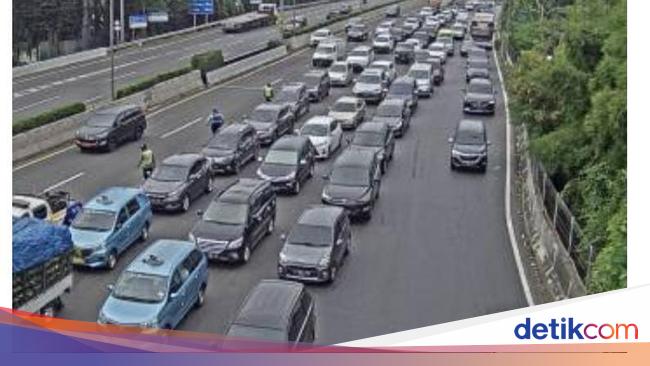 Truk Mogok di Tanjakan Jalan Layang Tol Tomang Arah Semanggi, Lalin Macet