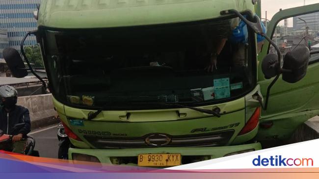 Truk Angkut Galon Mogok di Flyover Kalibata Jaksel, Lalin Macet