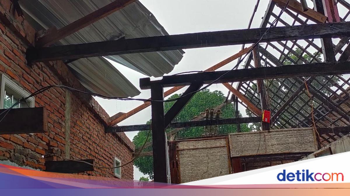 Angin Puting Beliung di Pontianak, Sejumlah Atap Rumah Warga Rusak