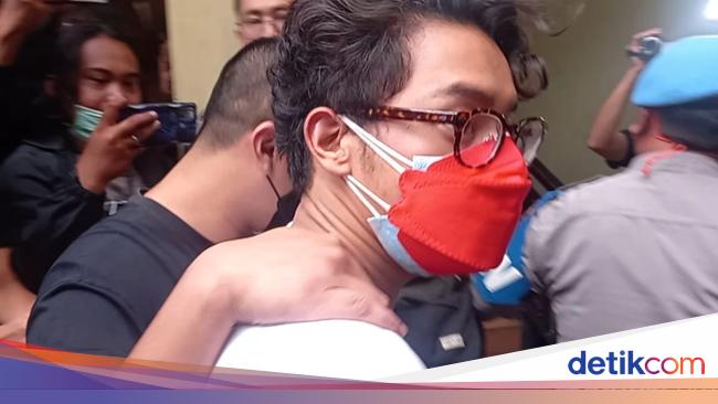 Potret Ardhito Pramono Tertunduk Usai Ditangkap Narkoba Potret Ardhito Pramono Tertunduk Usai Ditangkap Narkoba