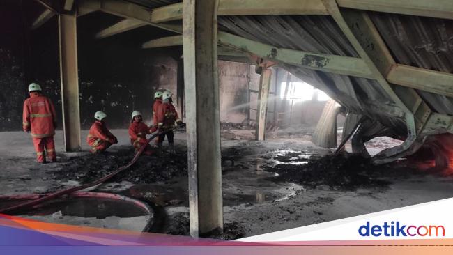 Kebakaran Pabrik Sepatu di Sidoarjo Padam Setelah Petugas Berjibaku 4 Jam