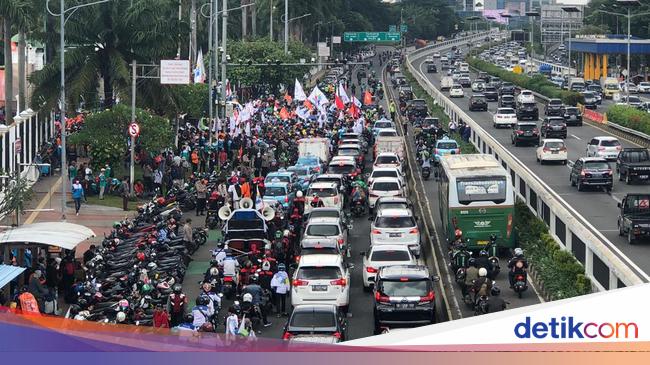 Buruh Demo di DPR, Lalin Jalan Gatot Subroto Arah Grogol Macet Parah