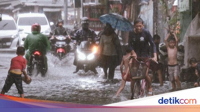 Manfaat Main Hujan-hujanan untuk Anak, Cukup 30 Menit Saja!