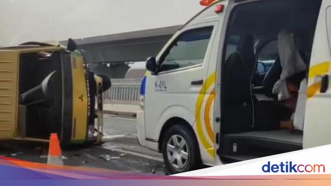 Tabrakan dengan Minibus, Truk Terguling di Tol Layang MBZ Km 26
