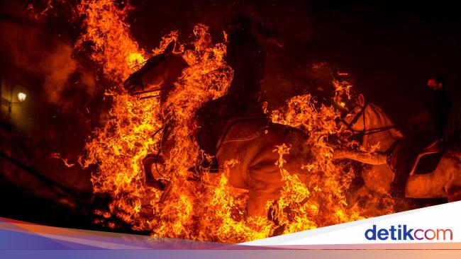 Tradisi Menembus Kobaran Api Untuk Menyucikan Kuda
