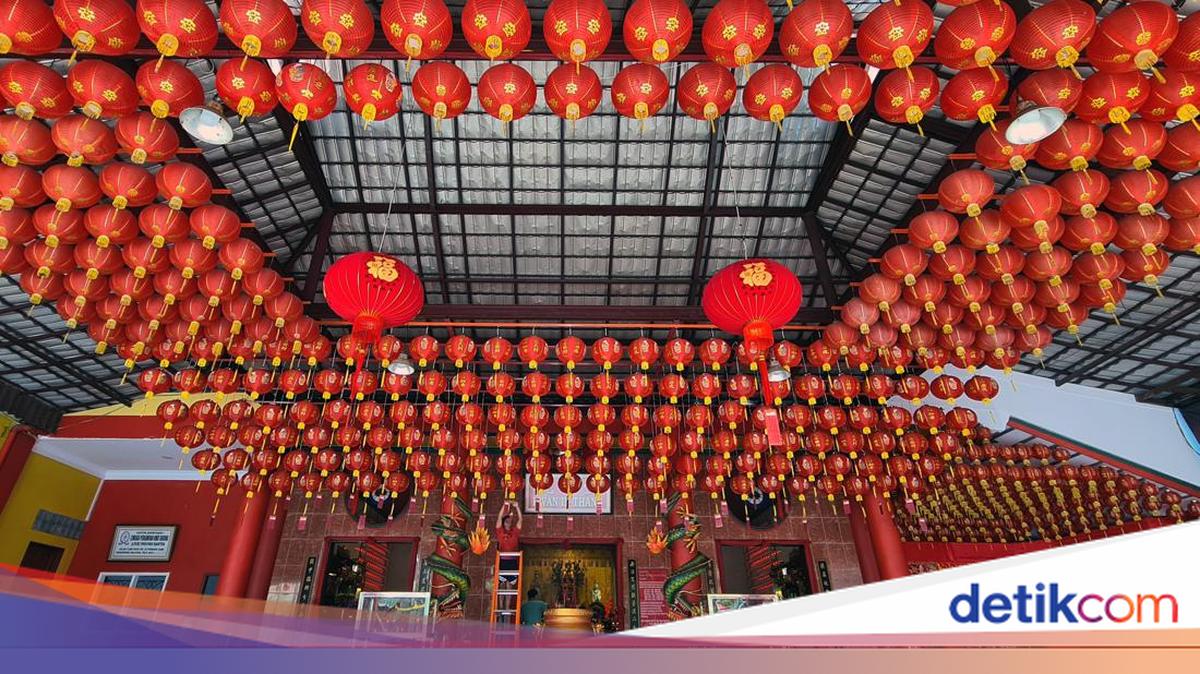 Vihara di Pondok Cabe Sudah Berhias Lampion