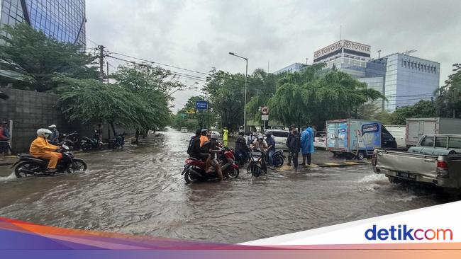 Nekat Terobos Banjir di Sunter Jakut, Sejumlah Motor Mogok