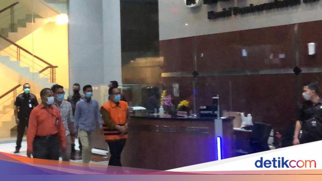 Hakim-Panitera Pengganti PN Surabaya Ditahan KPK!