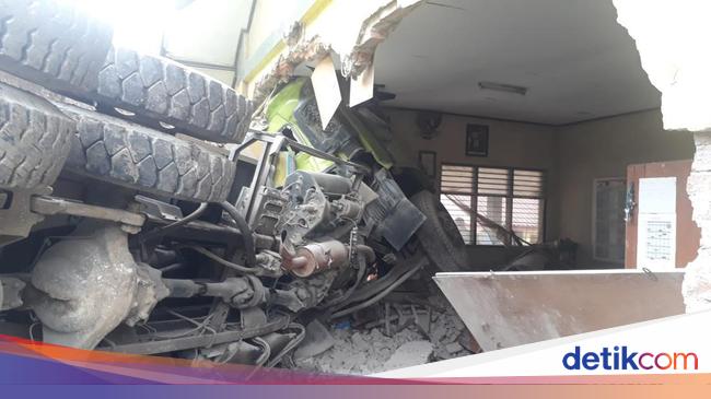 Truk Pasir Seruduk Bangunan SD di Sumedang, Sopir: Rem Blong