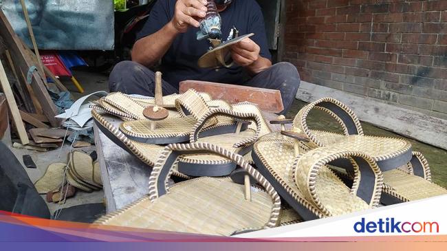 Wisatawan Naik Borobudur Wajib Bersandal Upanat, Ternyata Ini Alasannya