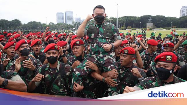 Momen Jenderal Dudung Diarak dan Makan Bareng Prajurit TNI AD Momen Jenderal Dudung Diarak dan Makan Bareng Prajurit TNI AD