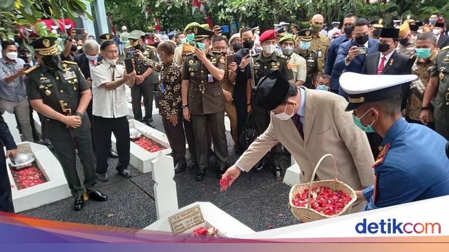 Peringati Hari Bakti Taruna, Prabowo Ziarah ke TMP Taruna Tangerang