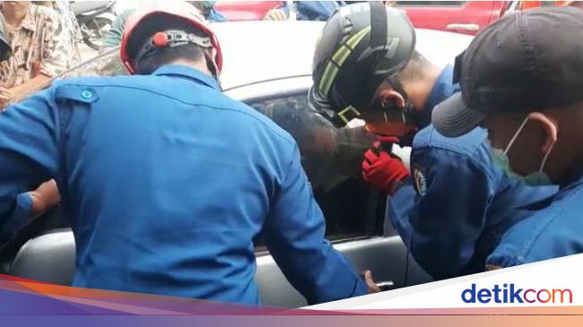 Damkar Evakuasi Bocah 4 Tahun yang Terjebak dalam Mobil di Depok Damkar Evakuasi Bocah 4 Tahun yang Terjebak dalam Mobil di Depok
