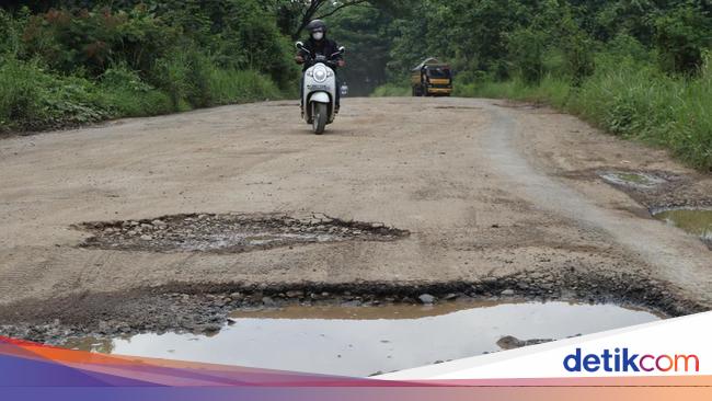 Jalan Lingkar Utara Majalengka Rusak Parah, Bahayakan Pengendara Jalan Lingkar Utara Majalengka Rusak Parah, Bahayakan Pengendara