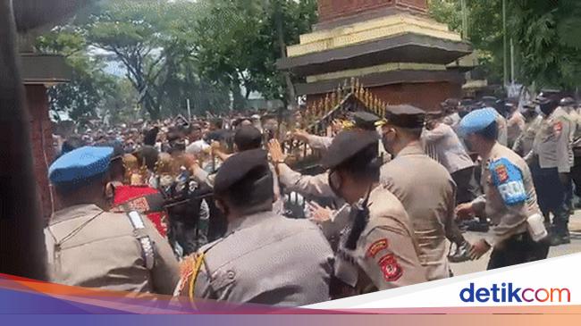725 Anggota Ormas GMBI Diamankan Buntut Demo Ricuh di Polda Jabar 725 Anggota Ormas GMBI Diamankan Buntut Demo Ricuh di Polda Jabar