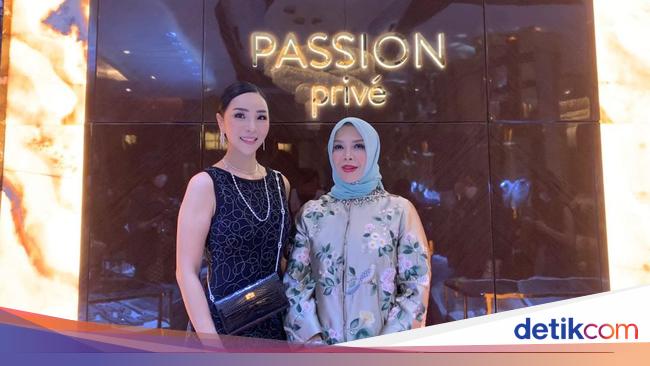 Istri Sandiaga Uno Perkenalkan 5 Destinasi Indonesia dengan Perhiasan