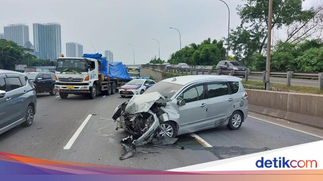 Mobil Tabrak Pembatas Jalan Tol Jakarta-Tangerang, Pengemudi Luka