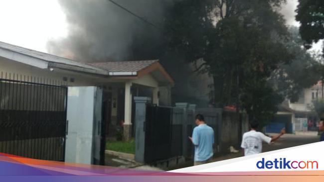 Rumah di Kembangan Jakbar Terbakar, Asap Hitam Membubung
