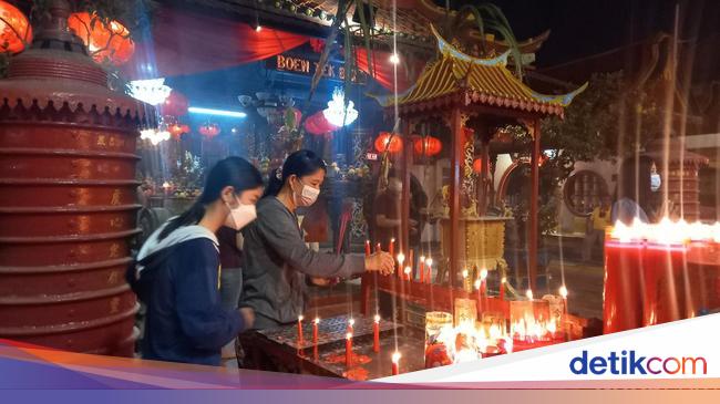 Sembahyang Malam Imlek di Kelenteng Boen Tek Bio Berlangsung Khidmat Sembahyang Malam Imlek di Kelenteng Boen Tek Bio Berlangsung Khidmat