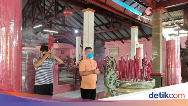 Jemaat Vihara Gayatri Jalani Ibadah Imlek dengan Prokes Ketat