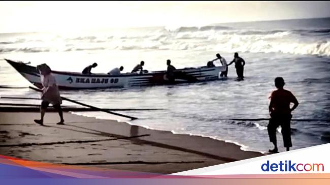 Perahu Nelayan Terbalik Dihantam Gelombang Usai Mengambil Benur