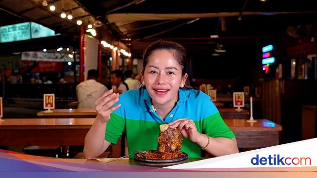 Iseng Rekam Makan Samyang Bikin Farida Nurhan Jadi Food Vlogger Ternama