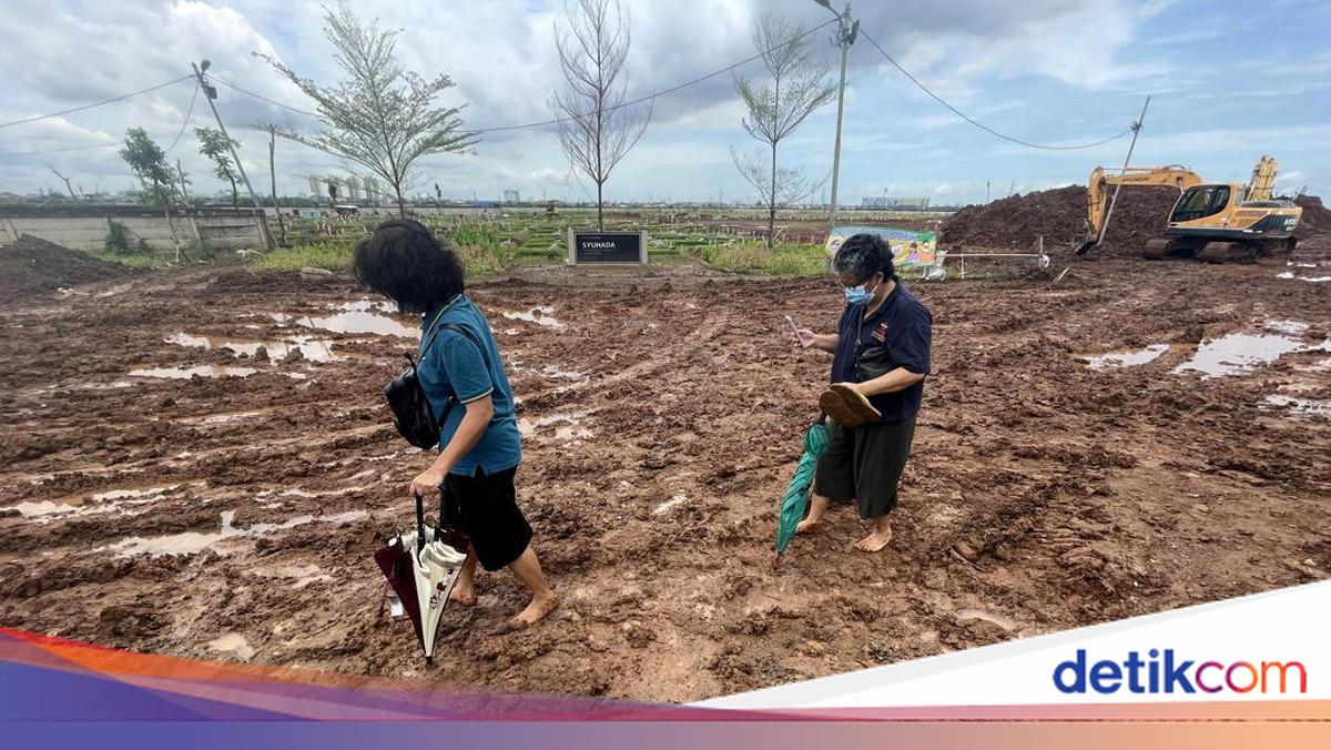 Saat Warga Nyeker Lewati Tanah Becek Demi Berziarah di TPU Rorotan