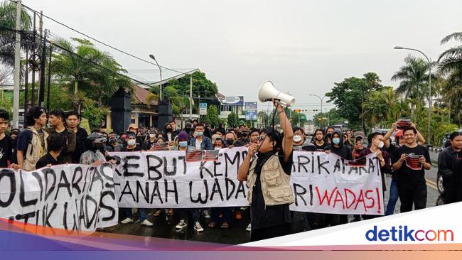 Wadas, Aparatus Negara, dan Sejarawan Terapan