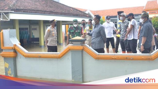 Gus Yani Pantau Langsung Kawasan Gresik Terdampak Banjir Luapan Kali Lamong Gus Yani Pantau Langsung Kawasan Gresik Terdampak Banjir Luapan Kali Lamong