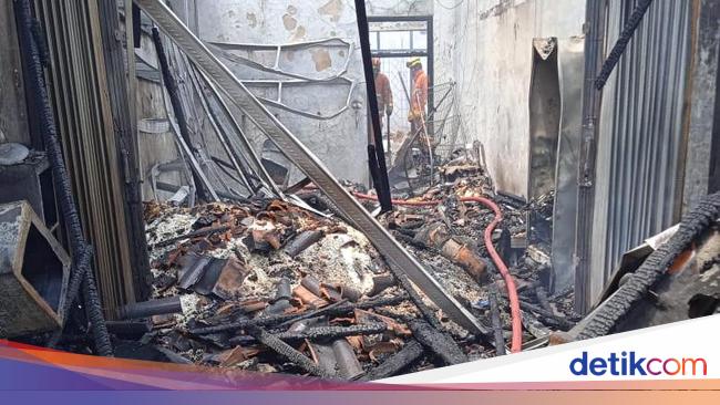 Rumah Kelontong di Depok Hangus Terbakar, 2 Orang Luka-Mobil Hangus