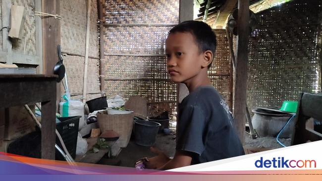 Kisah Wahid, Bocah di Kulon Progo Rawat Ibunya yang Lumpuh