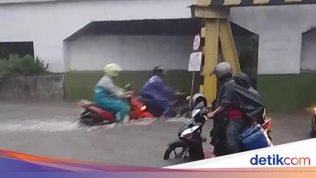 Jalan Sekitar Jembatan Viaduk Gempol Terendam Banjir, Puluhan Motor Mogok