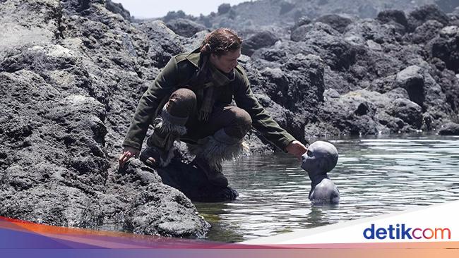 Sinopsis Cold Skin, Film Misteri Makhluk Buas di Bioskop Trans TV