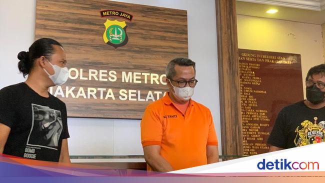 Todong Pistol ke Kuli, 'Koboi' Pondok Indah Kesal Terganggu Saat Zoom ... Todong Pistol ke Kuli, 'Koboi' Pondok Indah Kesal Terganggu Saat Zoom ...