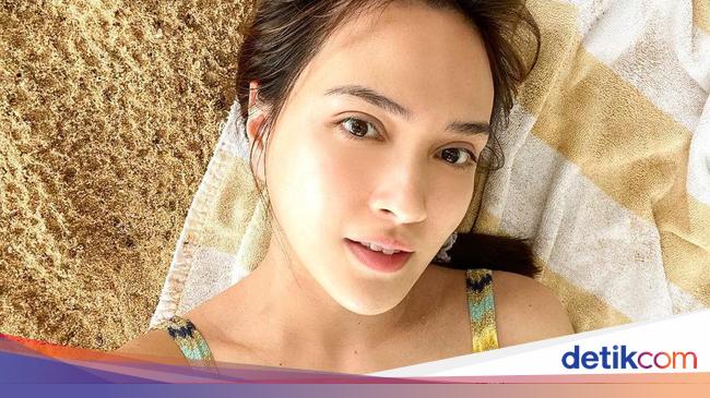 Shandy Aulia Santai di Pantai, Dipuji Masih Seperti Remaja