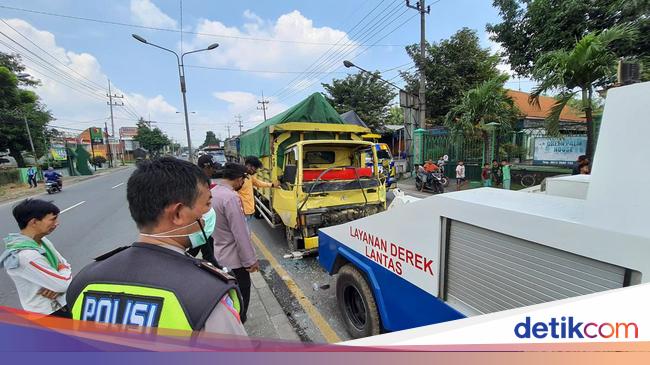 Kecelakaan Libatkan 3 Truk-2 Mobil di Mojokerto, Sopir Terjepit Kabin Kecelakaan Libatkan 3 Truk-2 Mobil di Mojokerto, Sopir Terjepit Kabin