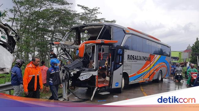 Adu Banteng Bus Vs Truk di Bumiayu Brebes, 1 Orang Tewas