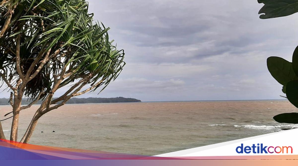 Gradasi Warna Pantai Karapyak yang Menyihir