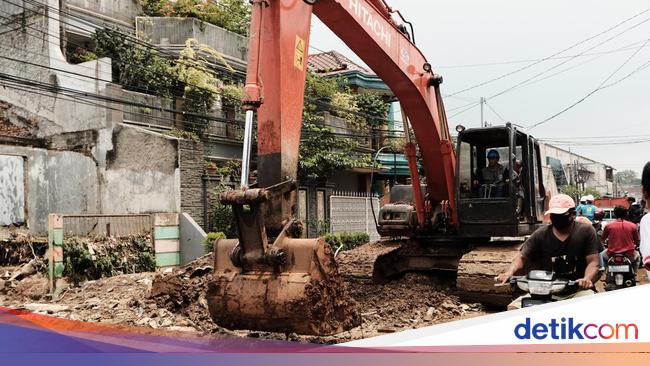 Banjir Pondok Gede Permai Surut, Alat Berat Dikerahkan Bersihkan Lumpur