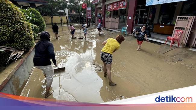 Banjir Mulai Surut, Warga Villa Nusa Indah Bekasi Bersih-bersih Rumah