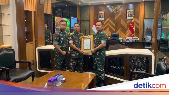 KSAD Dudung Beri Penghargaan ke Junaidi Penangkap Begal Berpistol KSAD Dudung Beri Penghargaan ke Junaidi Penangkap Begal Berpistol