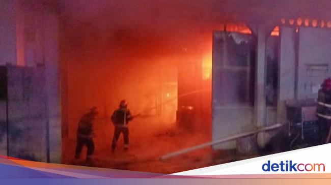 Diduga Gegara Ledakan Gardu Listrik, Pabrik di Dayeuhkolot Terbakar