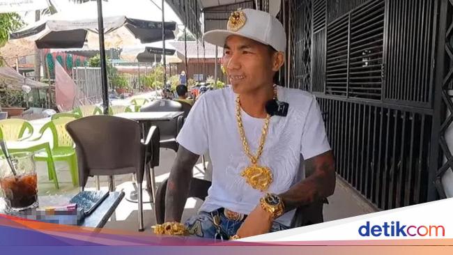 Pria Jadi Sensasi bak Toko Emas Berjalan, Pakai Perhiasan Emas 2 Kg Pria Jadi Sensasi bak Toko Emas Berjalan, Pakai Perhiasan Emas 2 Kg